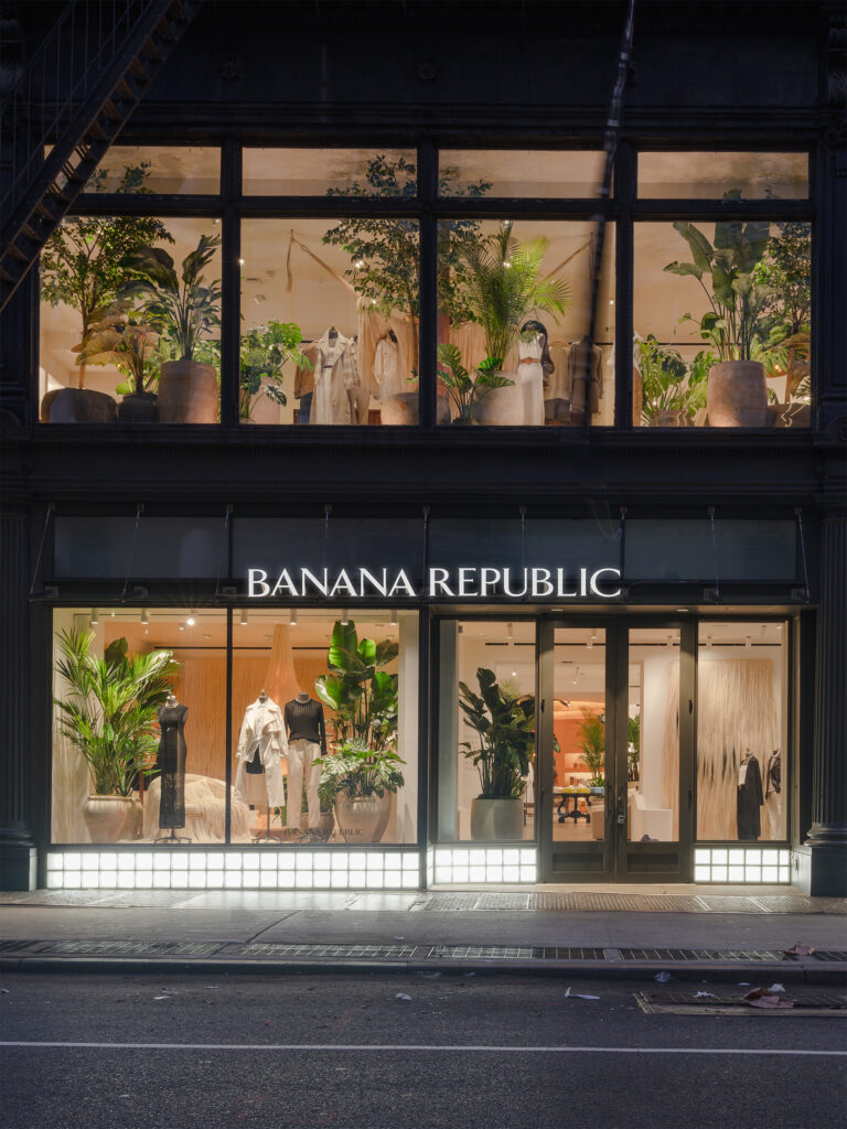 Banana Republic Unveils Revamped NY Flagship – Visual Merchandising and ...